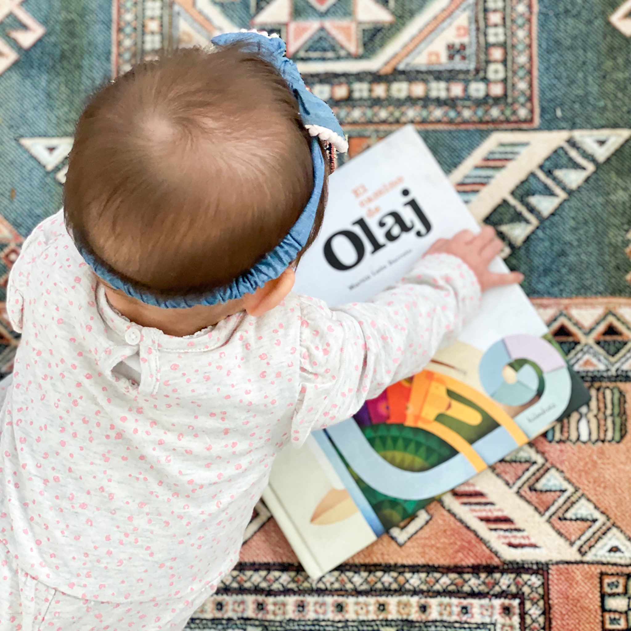 Reading Picture Books to a Baby - BILINGUAL BOOKWORM
